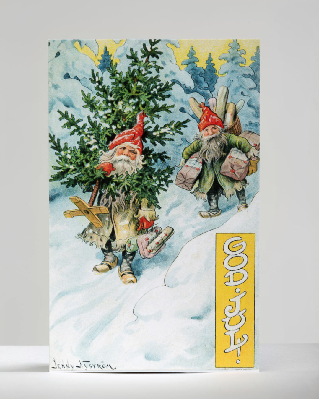 Julkort tomtar bärandes gran och julklappar- Vykort - Postmuseum